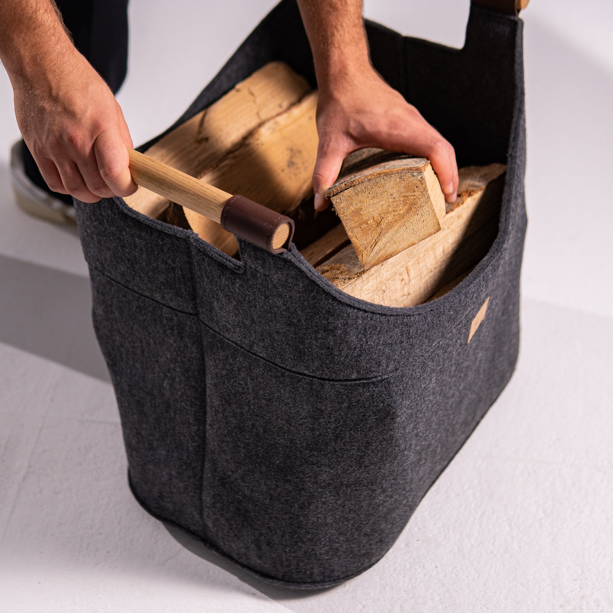 Holzkorb für Kaminholz Filz mit Echtholzhenkeln - Made in Germany ...